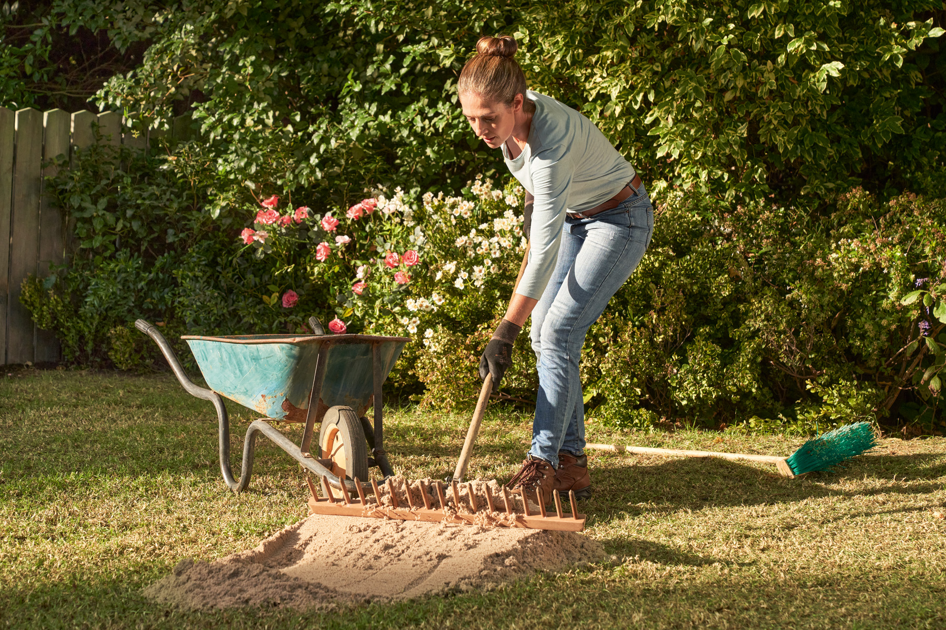 Sanding a lawn: guide and tips | STIHL